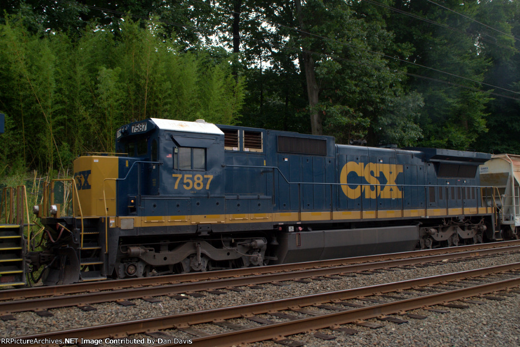 CSX C40-8 7587 trails on Q438